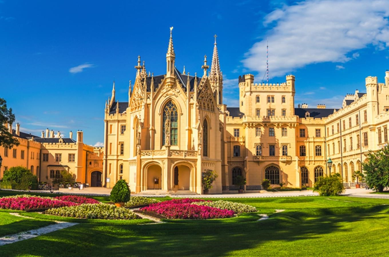 Kudy z nudy - Zámek Lednice - zámek s nádherným krajinářským parkem