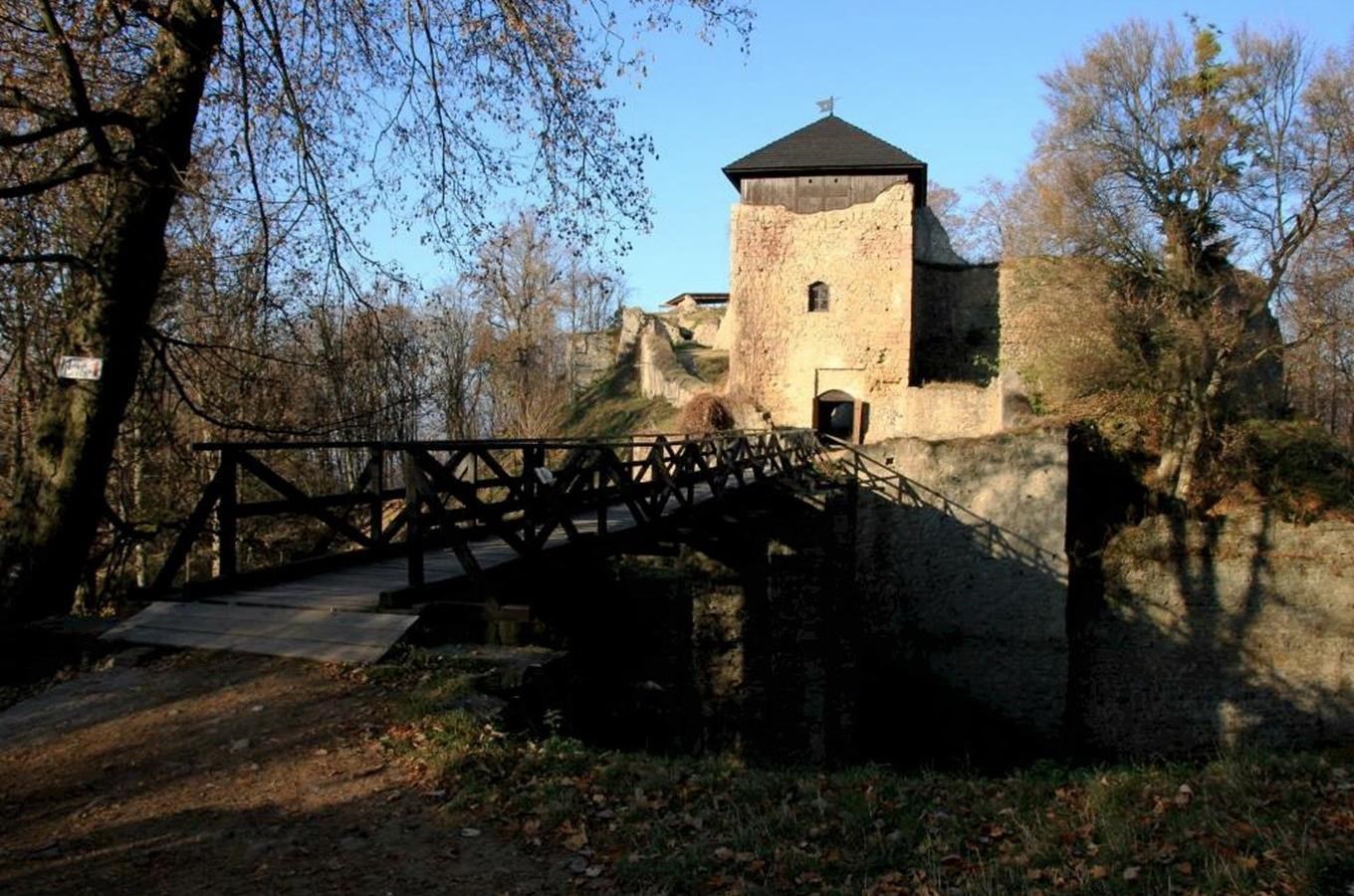 Kudy z nudy - Hrad Lukov - romantické zříceniny kdysi slavného hradu