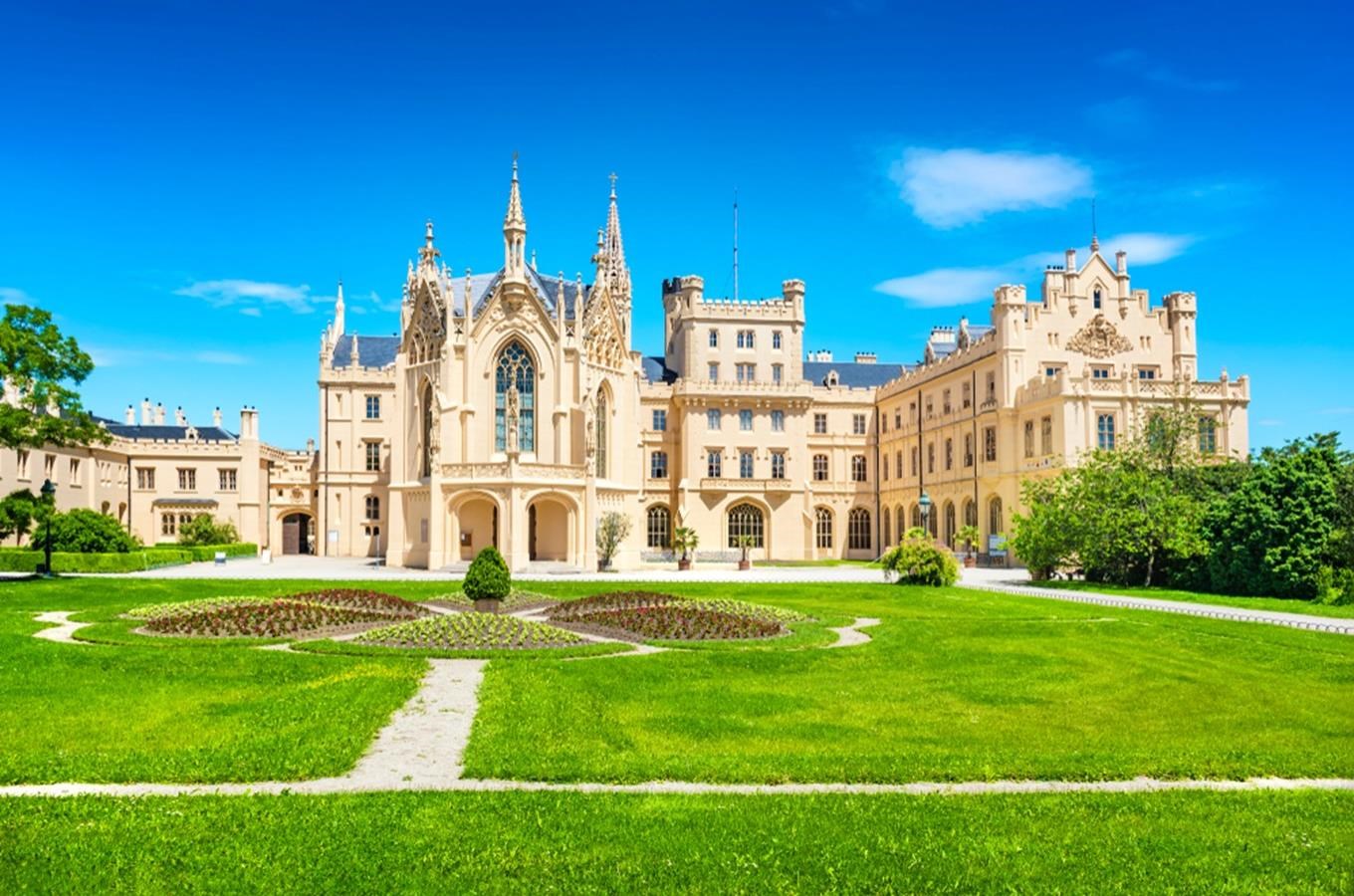 Kudy z nudy - Zámek Lednice - zámek s nádherným krajinářským parkem