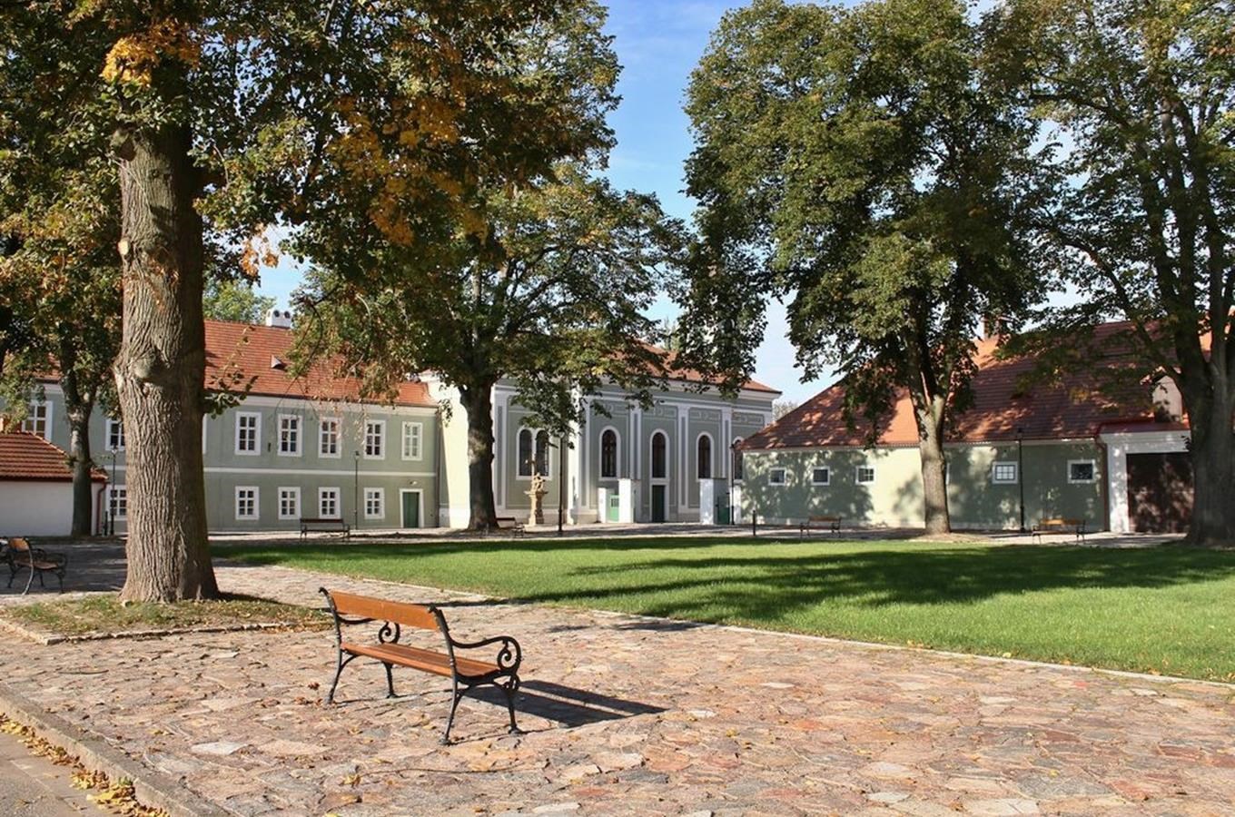 Kudy z nudy - Národní hřebčín Kladruby nad Labem – stáje a zámek v ...