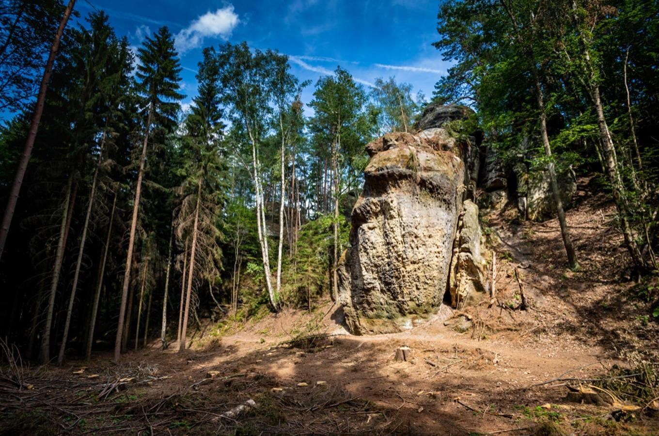 Kudy z nudy - Skalní útvary Obří hlava a Žába na Kokořínsku