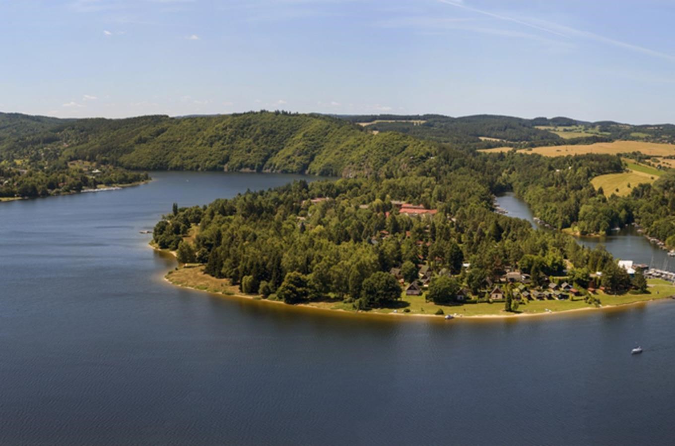 Kudy z nudy - Přehrada Slapy - užijte si koupání i vodní sporty