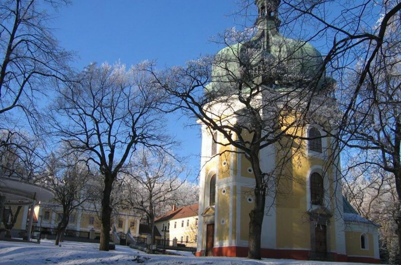 Kudy z nudy - Poutní kostel Jména Panny Marie Lomec